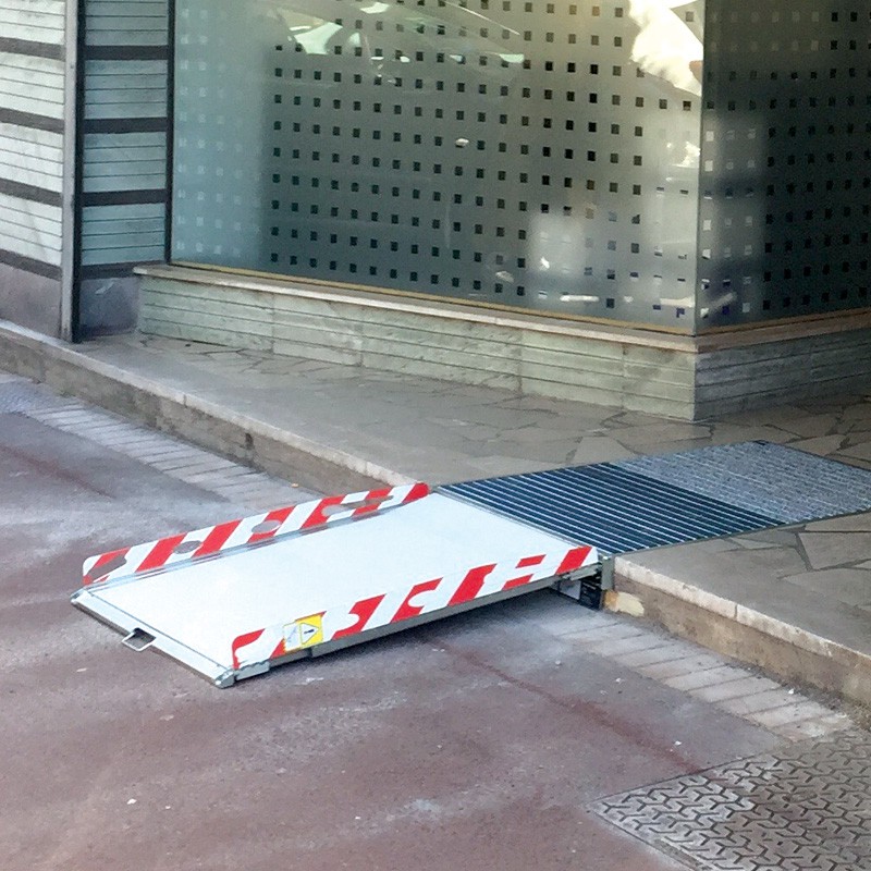 Rampe d'accès encastrable pour personne handicapé - RampnGo